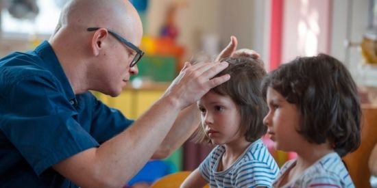 5 Signs Of Unwanted Touch: How To Talk To Kids About It - Smartkidsemporiam